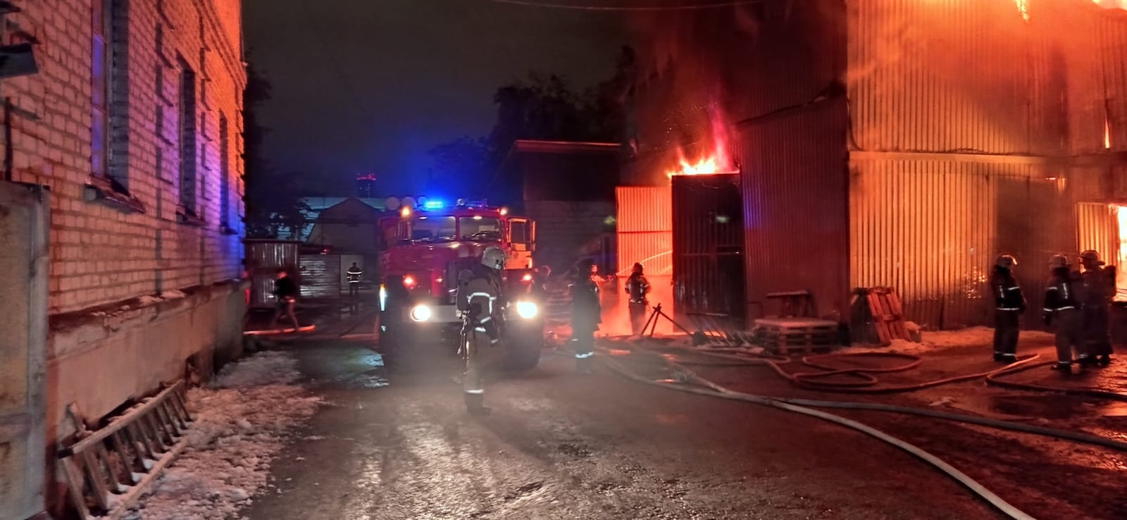 Видео: в Екатеринбурге вспыхнул склад — рассказываем всё, что известно о ЧП 27 сентября 2022 г ...
