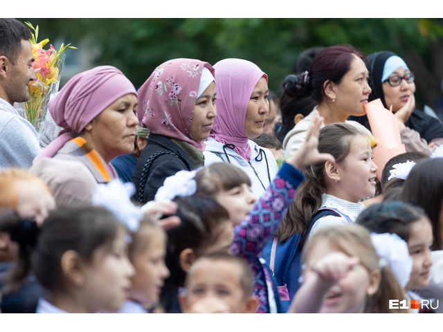 1 Сентября в многонациональной школе № 149 в Екатеринбурге, 2022 г. - 1 сентября 2022 - e1.ru