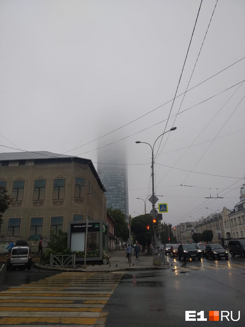 На Екатеринбург опустился туман утром 1 сентября 2022 года - 1 сентября 2022 - e1.ru