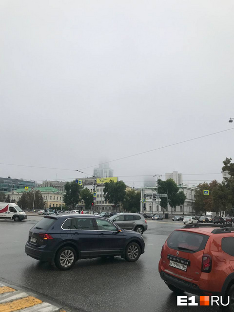 На Екатеринбург опустился туман утром 1 сентября 2022 года - 1 сентября 2022 - e1.ru