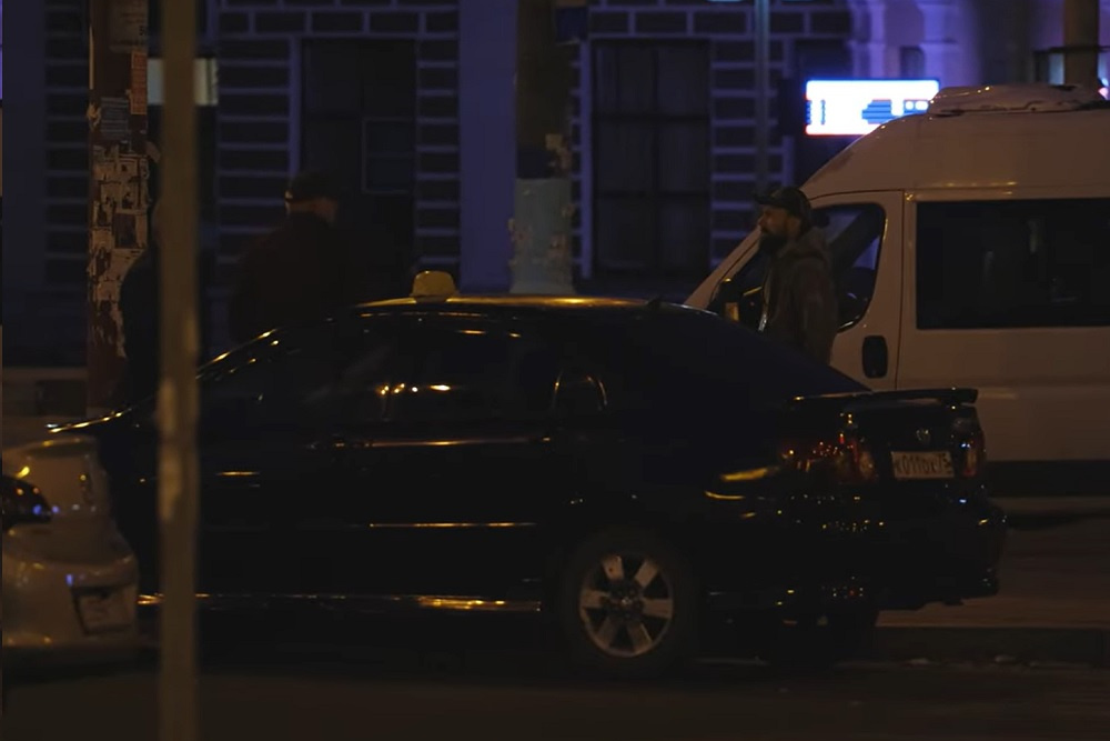 Блогер-миллионник BORODA TV (Владимир Литовченко) пытался поработать таксистом на вокзале в Чите ...